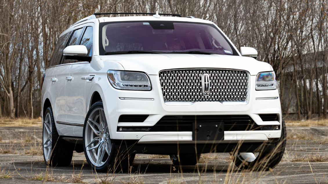 2021 Lincoln Navigator on 24" Ferrada Wheels FT5 Silver Machined ...