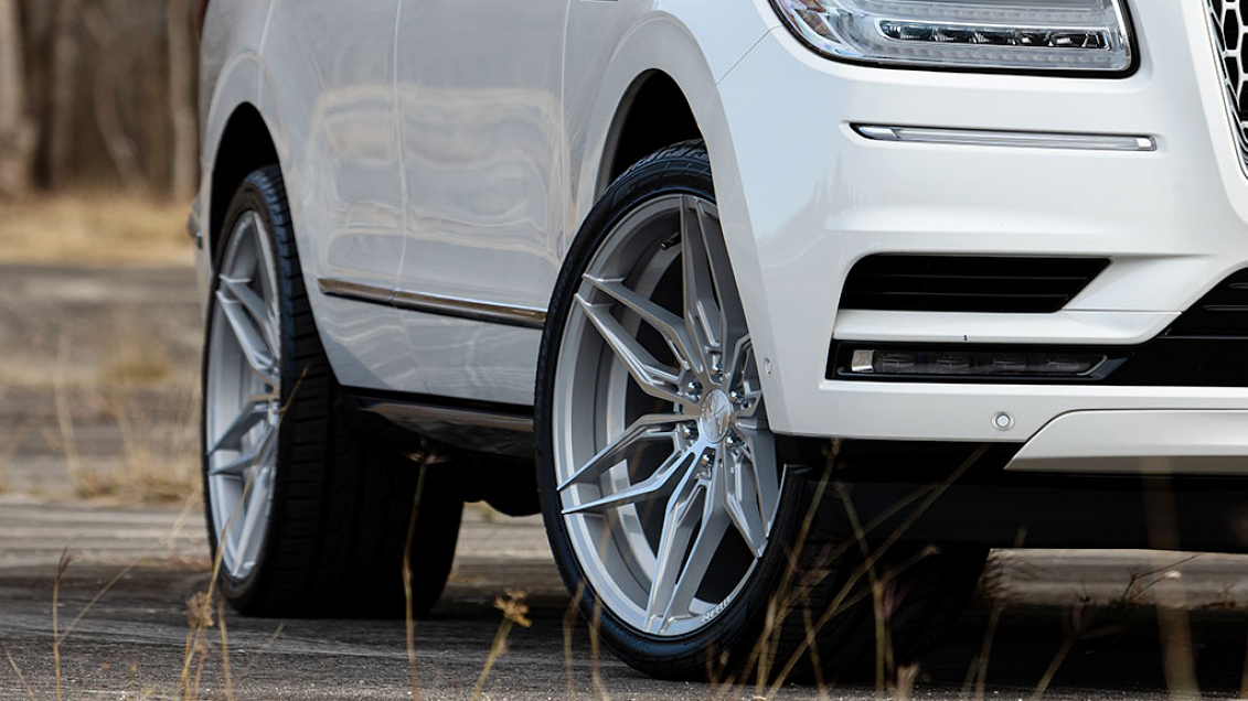 2021 Lincoln Navigator on 24" Ferrada Wheels FT5 Silver Machined ...