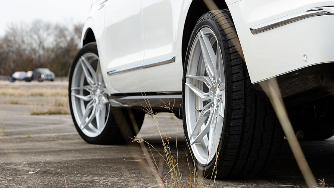 2021 Lincoln Navigator on 24" Ferrada Wheels FT5 Silver Machined ...