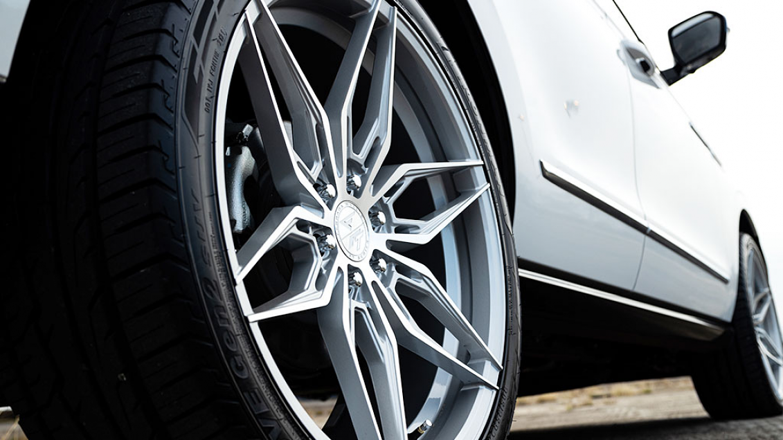 2021 Lincoln Navigator on 24" Ferrada Wheels FT5 Silver Machined ...