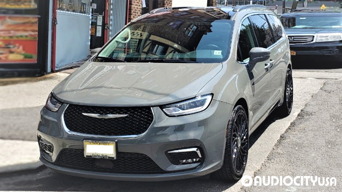 2022 Chrysler Pacifica on 22" AZAD Wheels AZ717 Gloss Black | Gallery ...