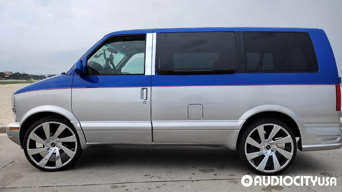 2000 Chevrolet Astro on 22" Strada Wheels Moto Chrome | Gallery ...